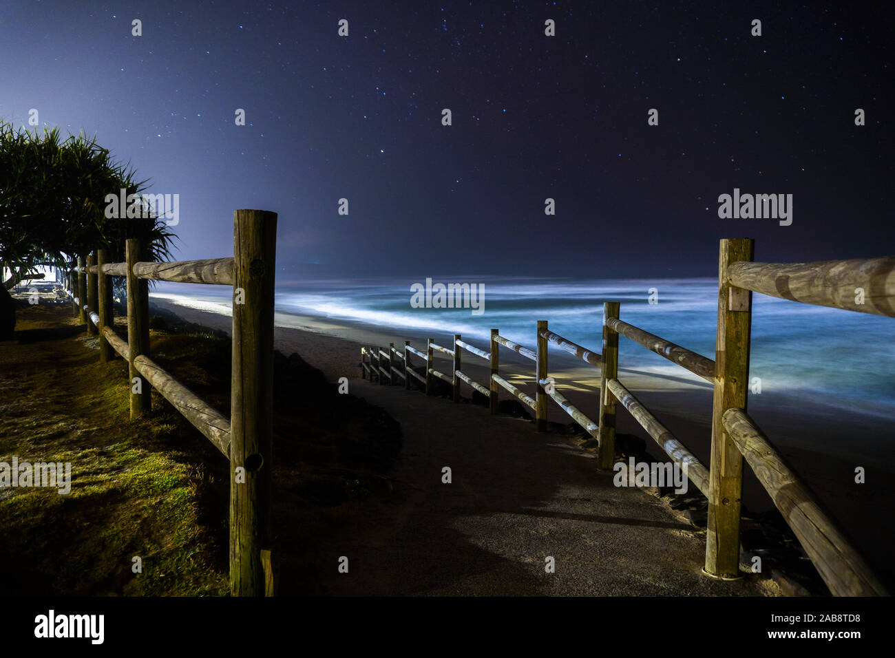 Pathway to the beach Stock Photo - Alamy