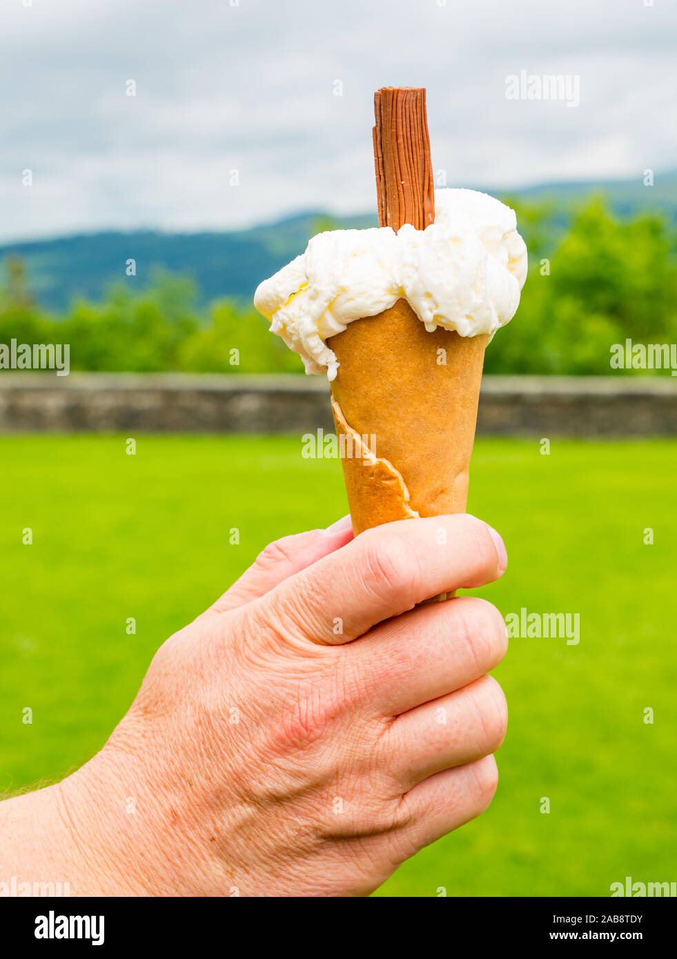 Hand holding ice ice cream cone hi-res stock photography and images - Alamy
