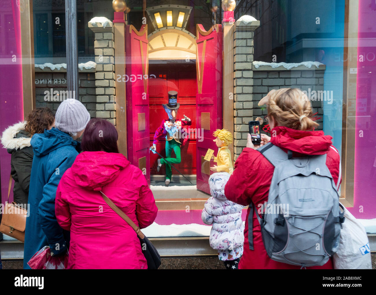 Fenwick christmas window display hi-res stock photography and images ...
