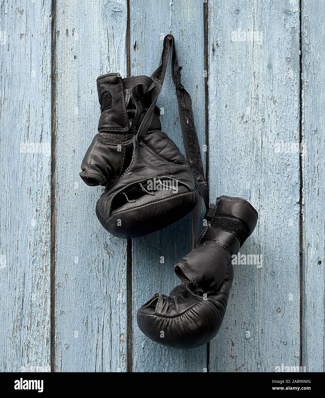 Boxing gloves hanging string hi-res stock photography and images - Alamy