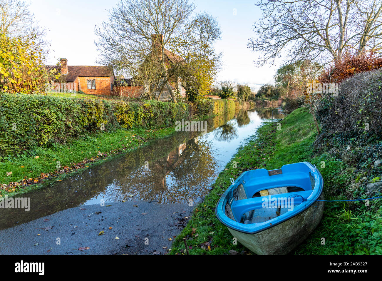 Severn river row boats cottage hi-res stock photography and images - Alamy