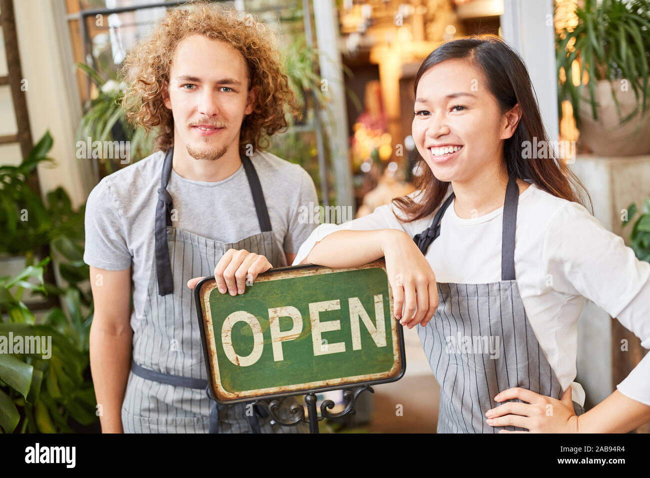 Opening flower shop hi-res stock photography and images - Alamy