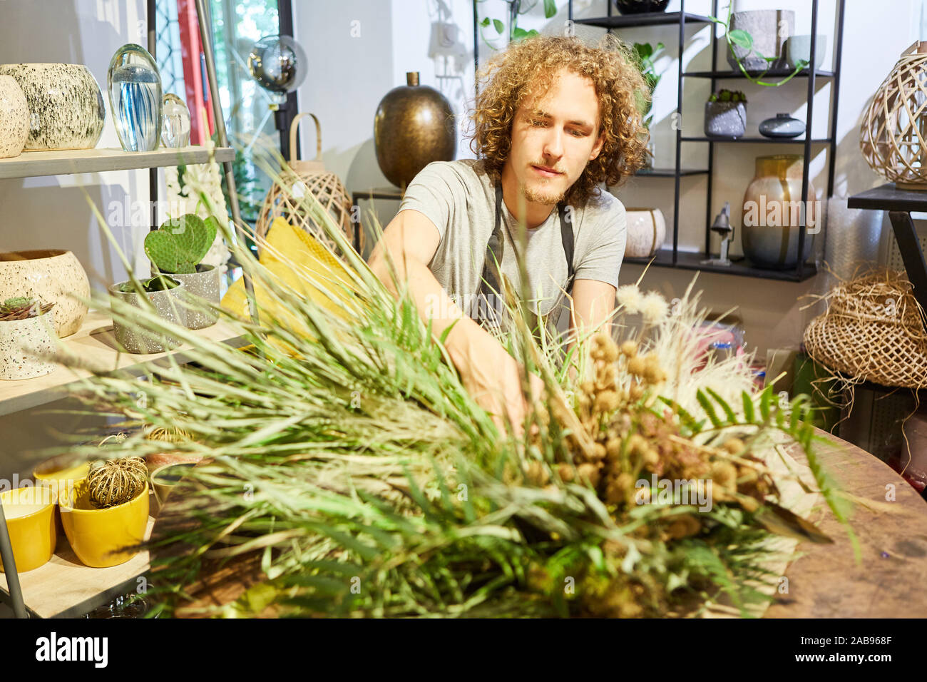 Florist in training while bouquet tying in flower shop Stock Photo - Alamy