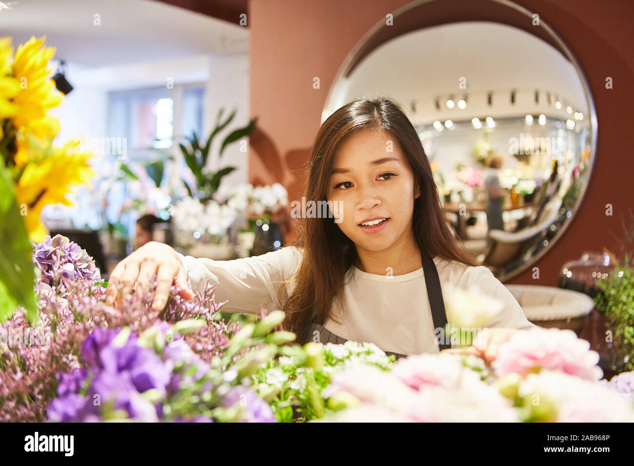 Retail staff training hi-res stock photography and images - Alamy