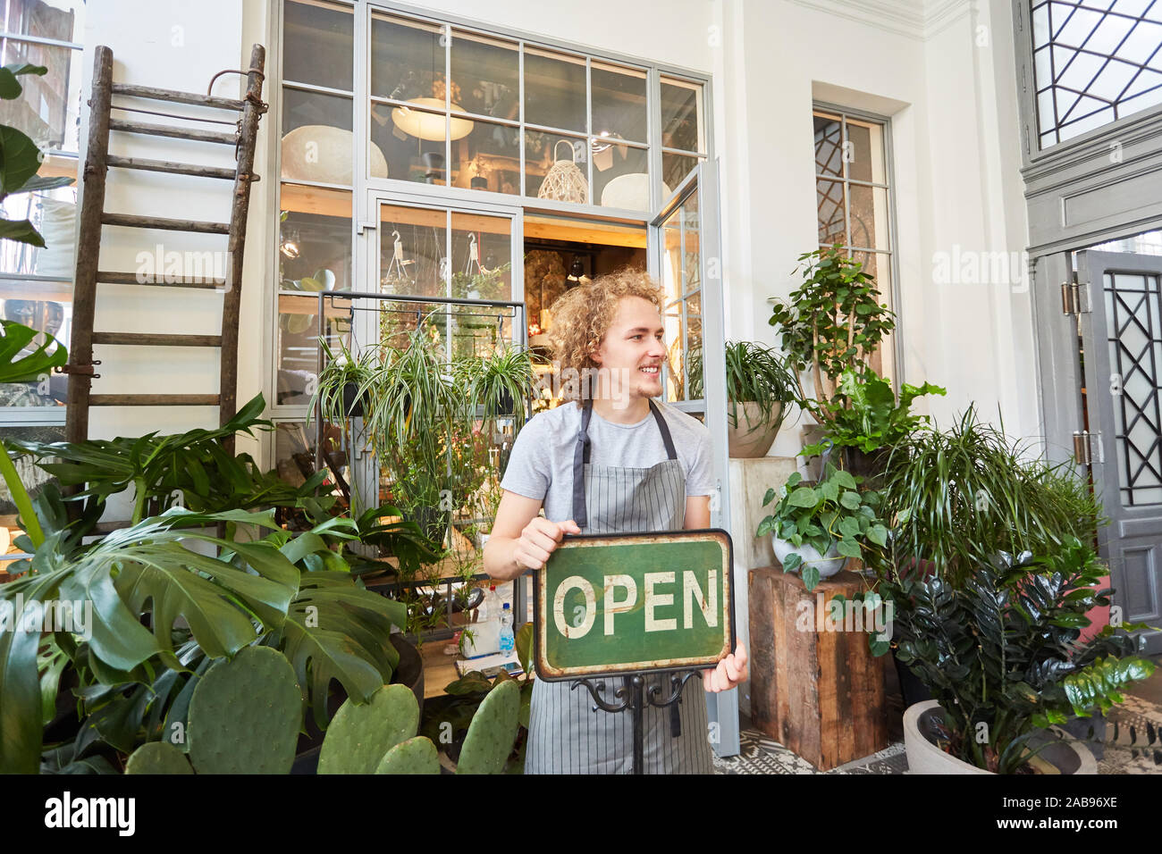 Opening flower shop hi-res stock photography and images - Alamy