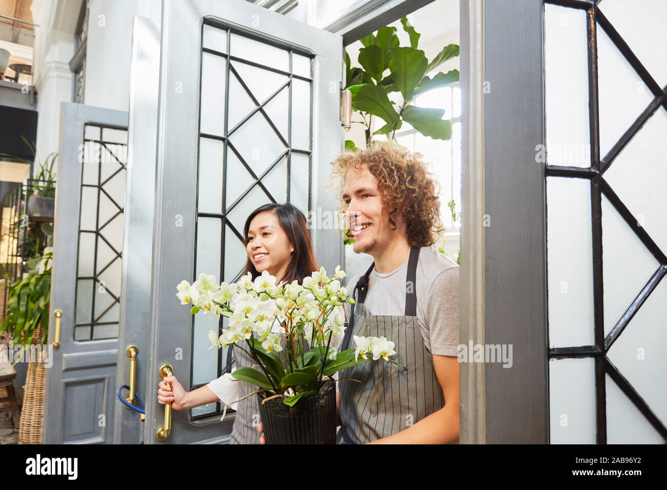 Happy florist hi-res stock photography and images - Alamy