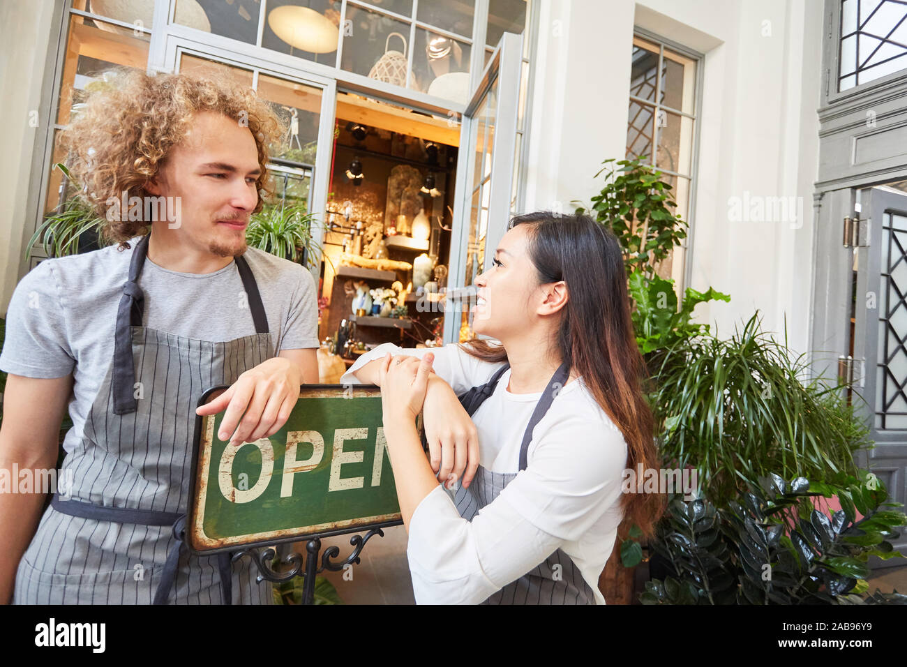 Opening flower shop hi-res stock photography and images - Alamy