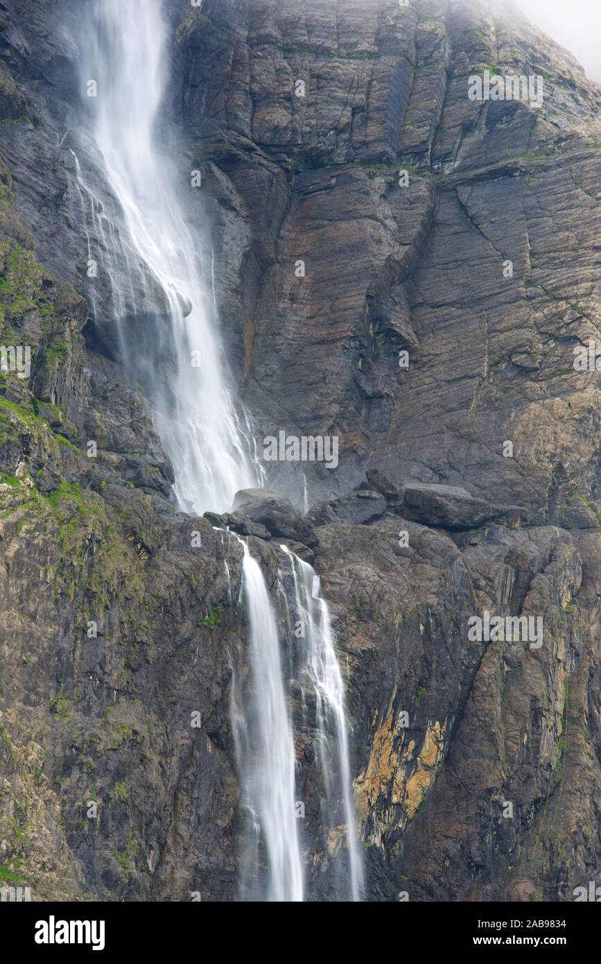 Valley of gavarnie hi-res stock photography and images - Alamy