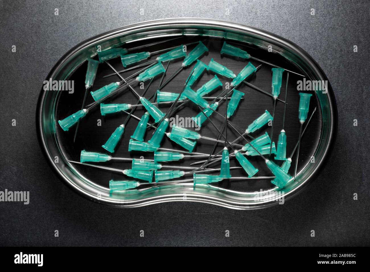 Hypodermic needles on tray hi-res stock photography and images - Alamy
