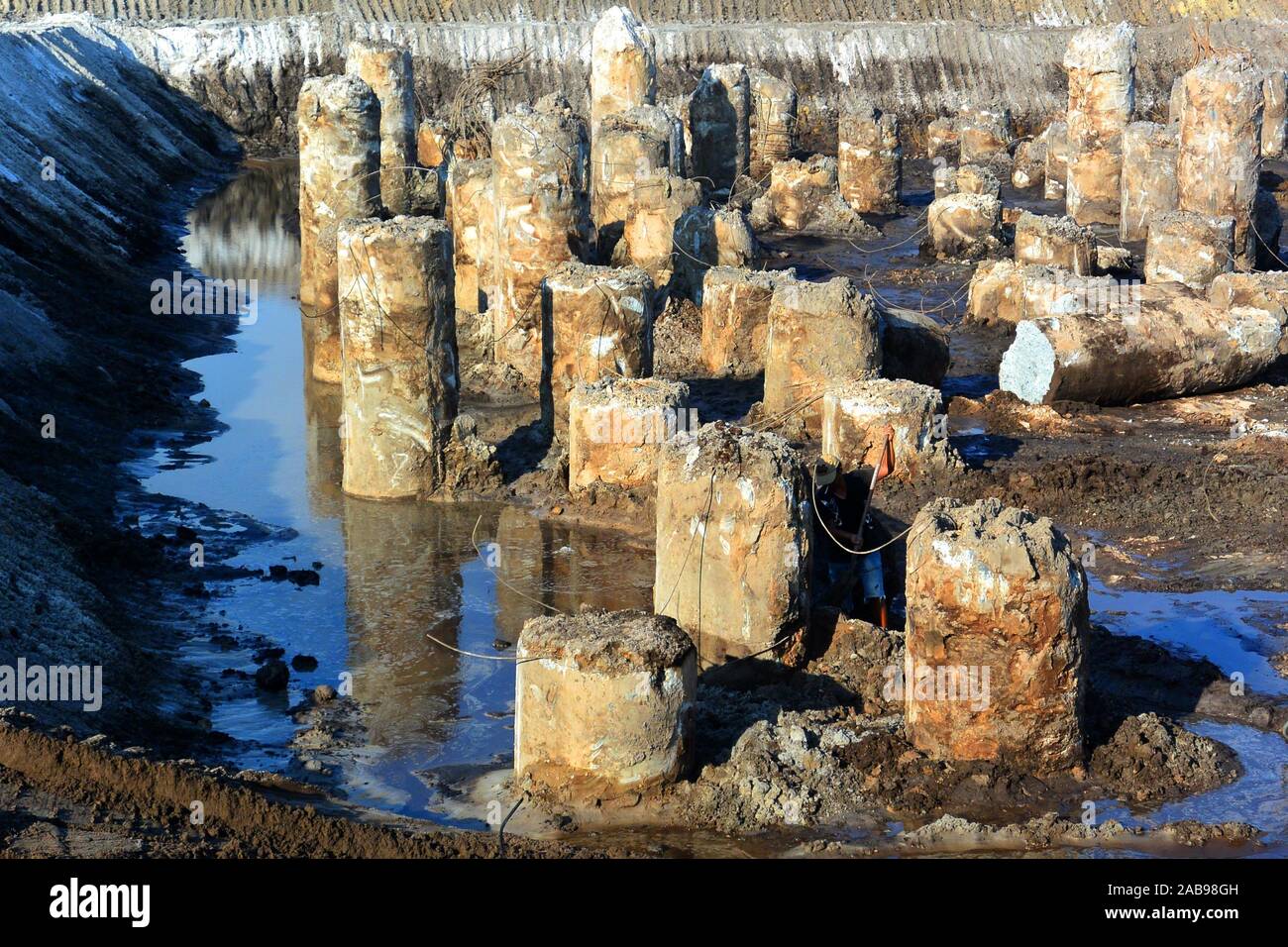 Skyscraper foundation piles hi-res stock photography and images - Alamy