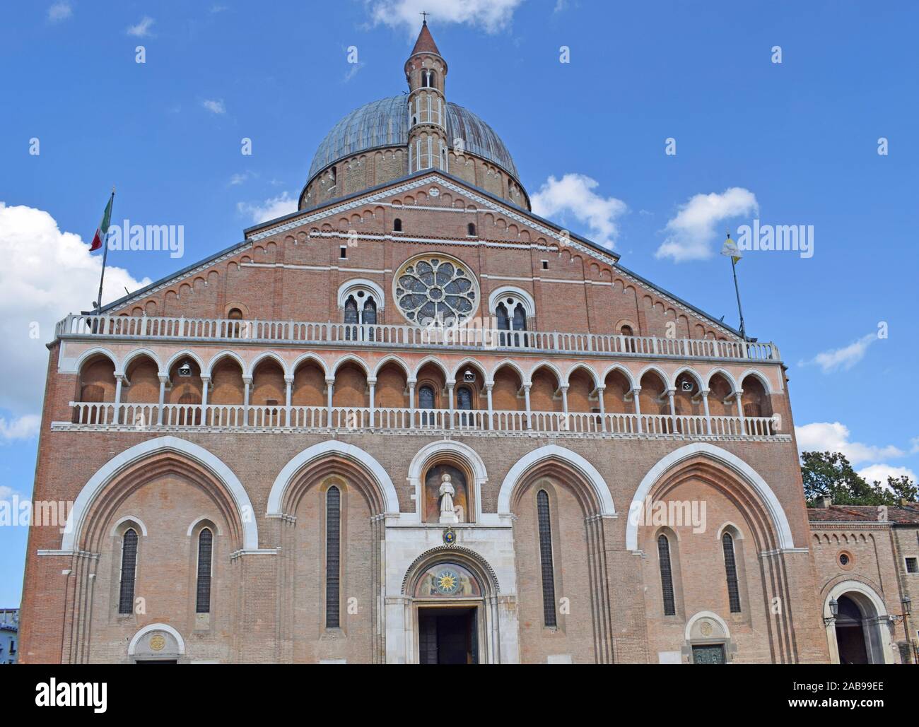 Basilica de san antonio de padua hi-res stock photography and images ...