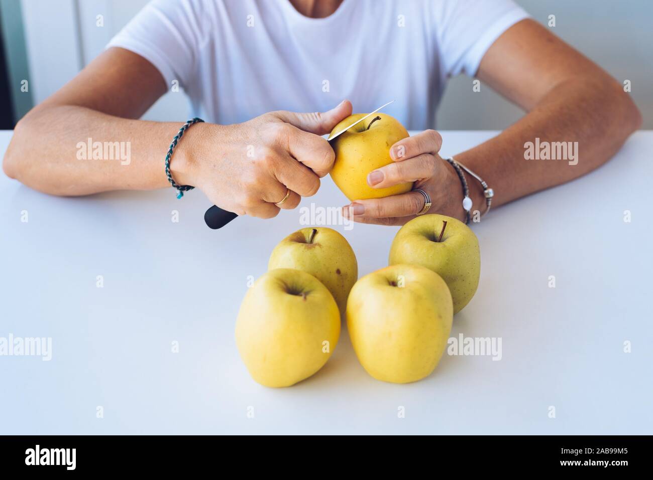 Apple Peeling Stock Photos & Apple Peeling Stock Images - Alamy