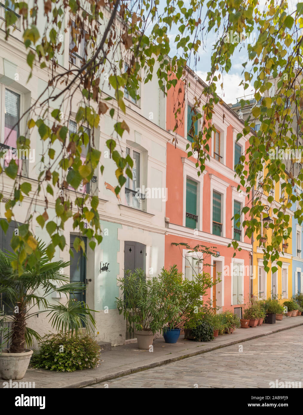 The painted houses of Rue Cremieux in Paris, France Stock Photo - Alamy