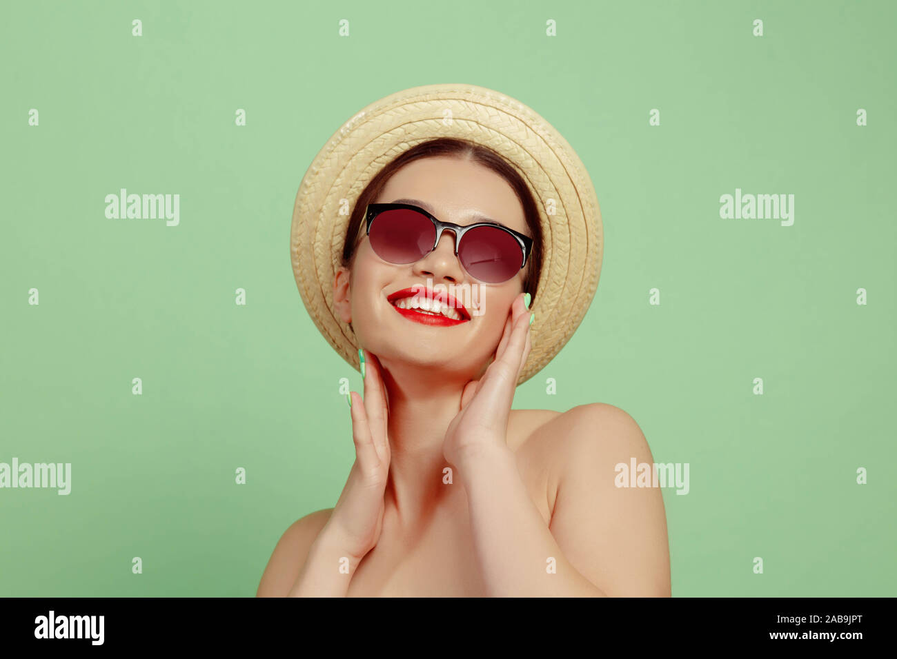 Portrait of beautiful woman with bright make-up, hat and sunglasses on ...