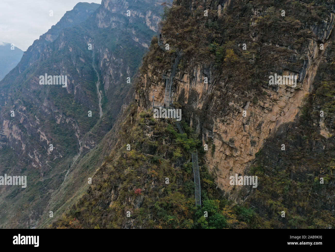 (191126) -- CHENGDU, Nov. 26, 2019 (Xinhua) -- Aerial photo taken on ...