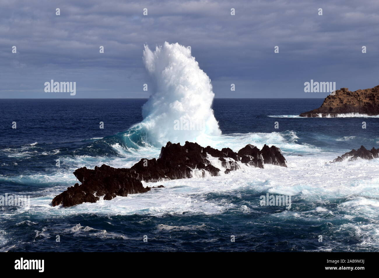 Ocean waves hitting rocks hi-res stock photography and images - Alamy