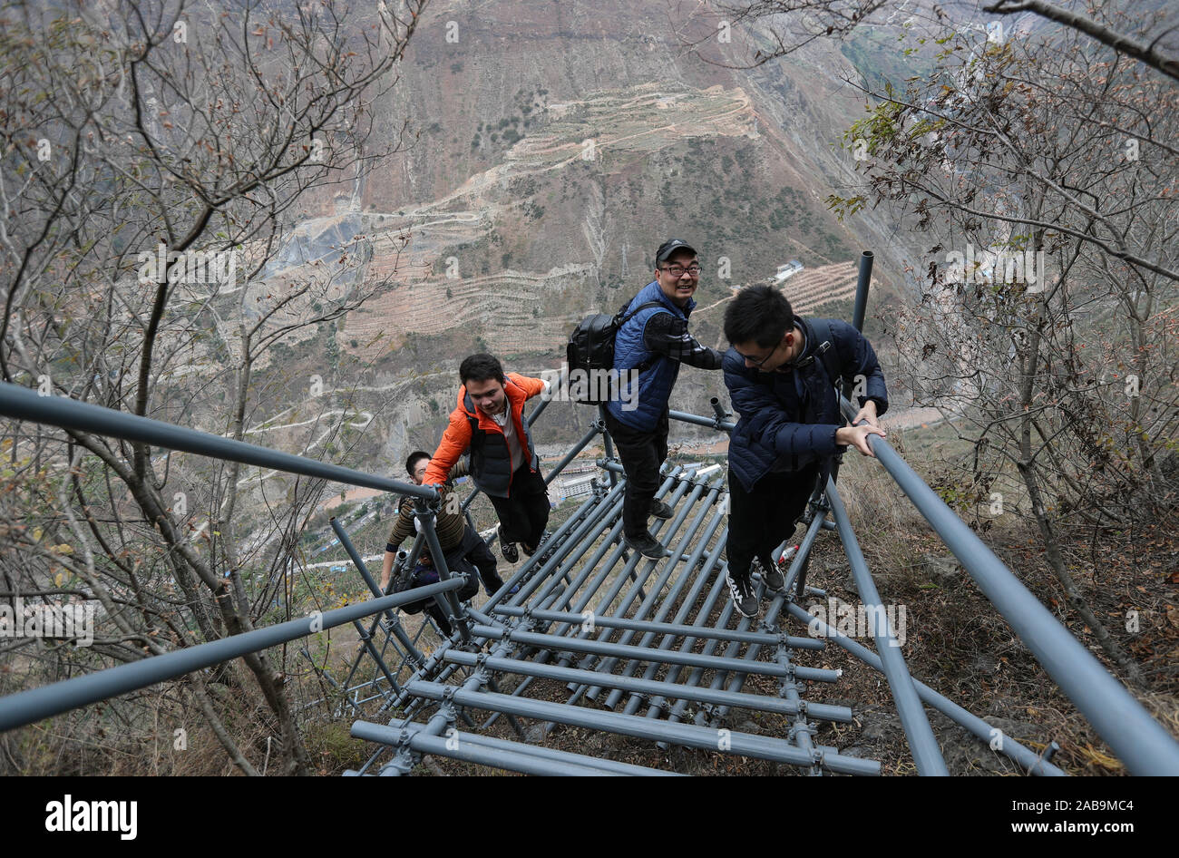 (191126) -- CHENGDU, Nov. 26, 2019 (Xinhua) -- Tourists climb a steel ...