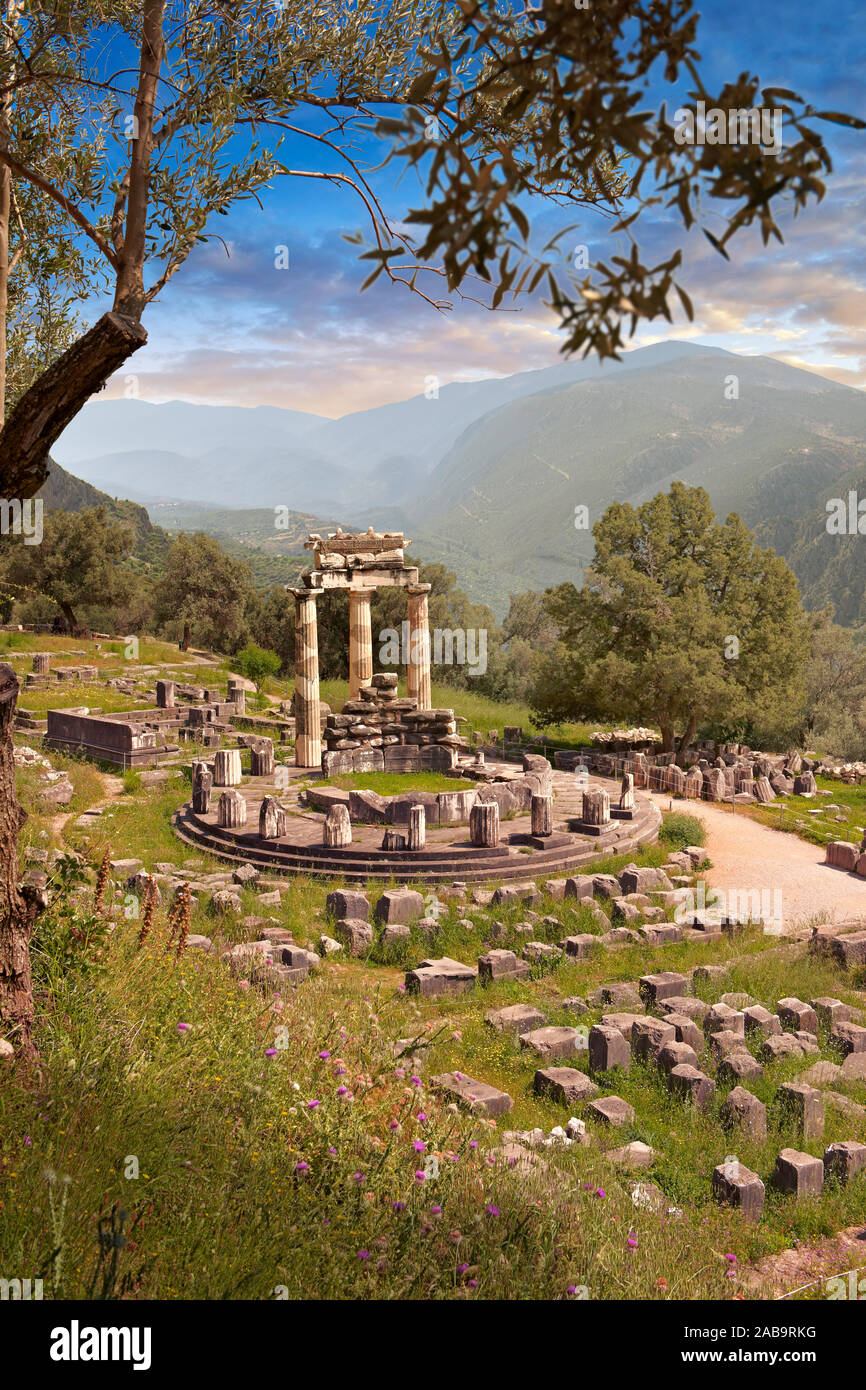 Circular temple ruin hi-res stock photography and images - Alamy