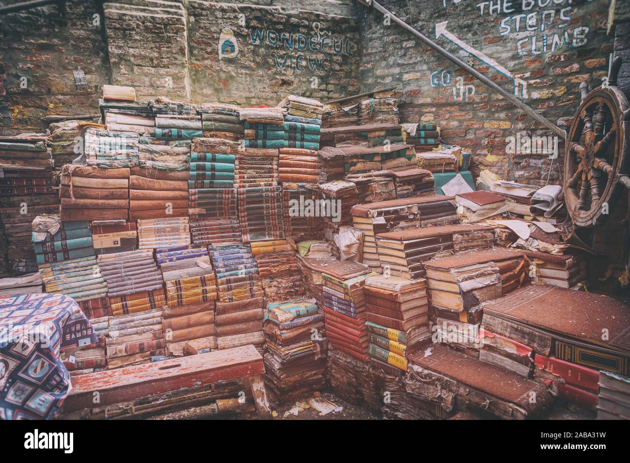 Acqua alta books hi-res stock photography and images - Alamy