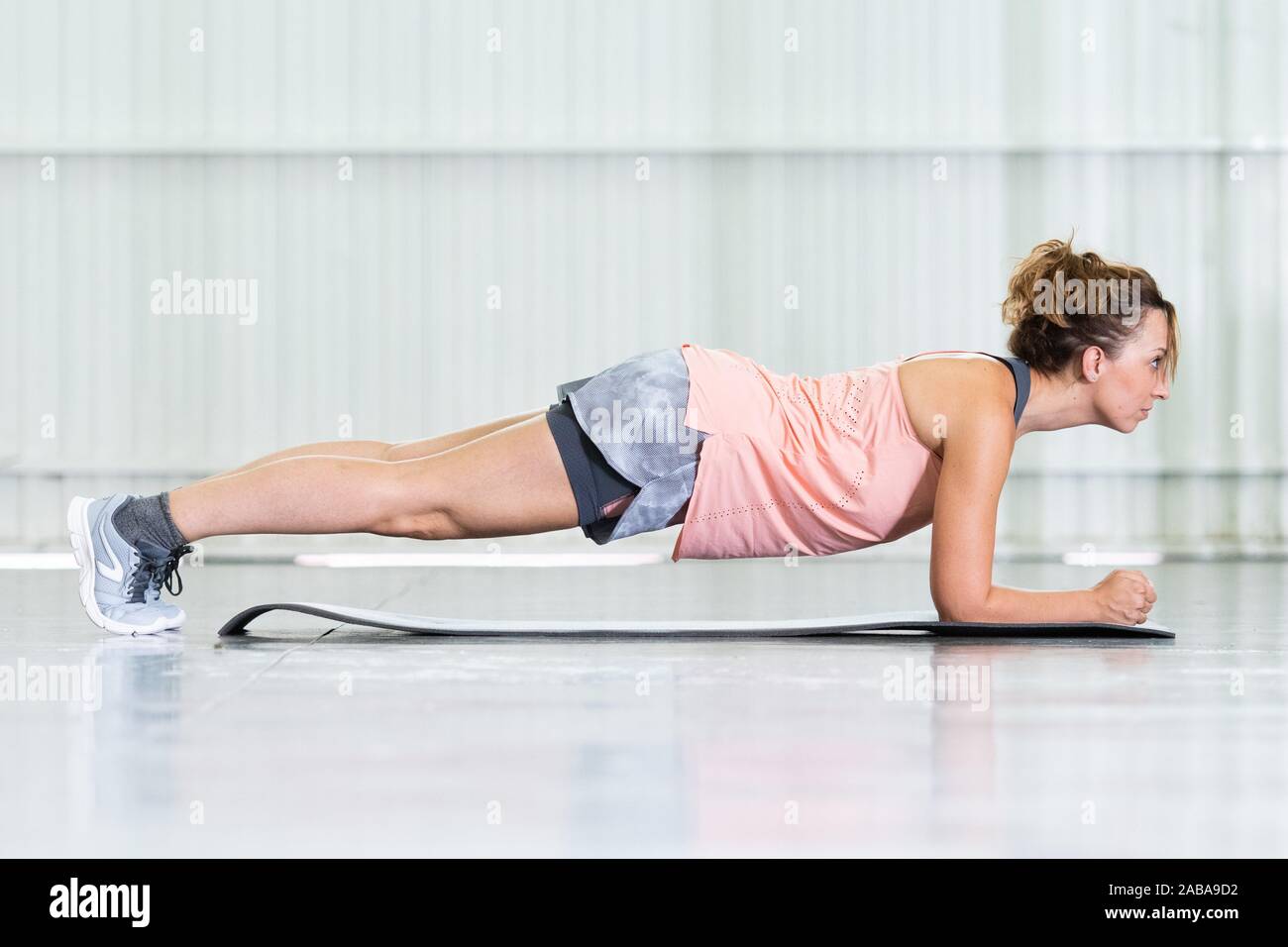 Woman the plank exercise hi-res stock photography and images - Alamy