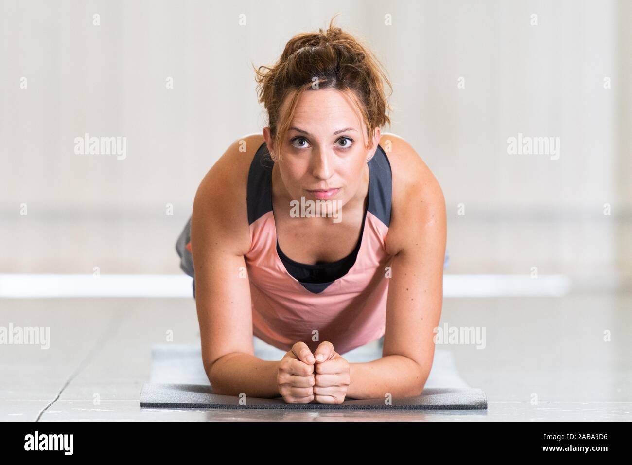 Woman core exercise hi-res stock photography and images - Alamy