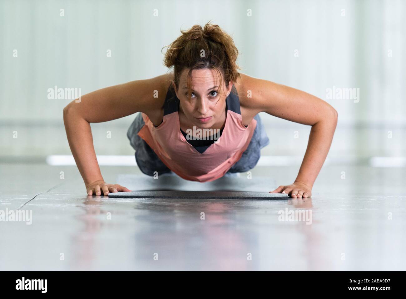 Push ups female hi-res stock photography and images - Alamy