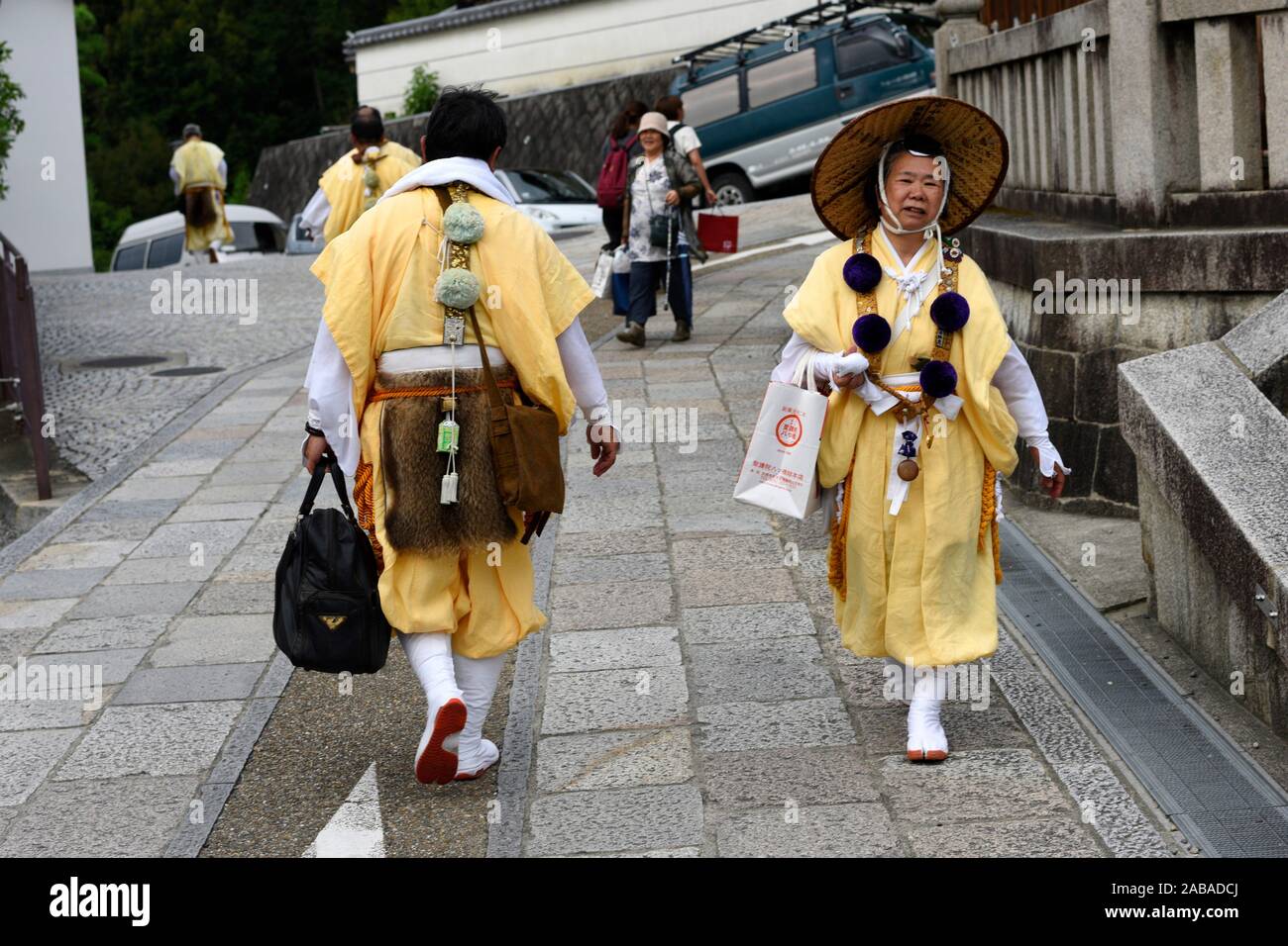 Shinto priest in robes hi-res stock photography and images - Alamy