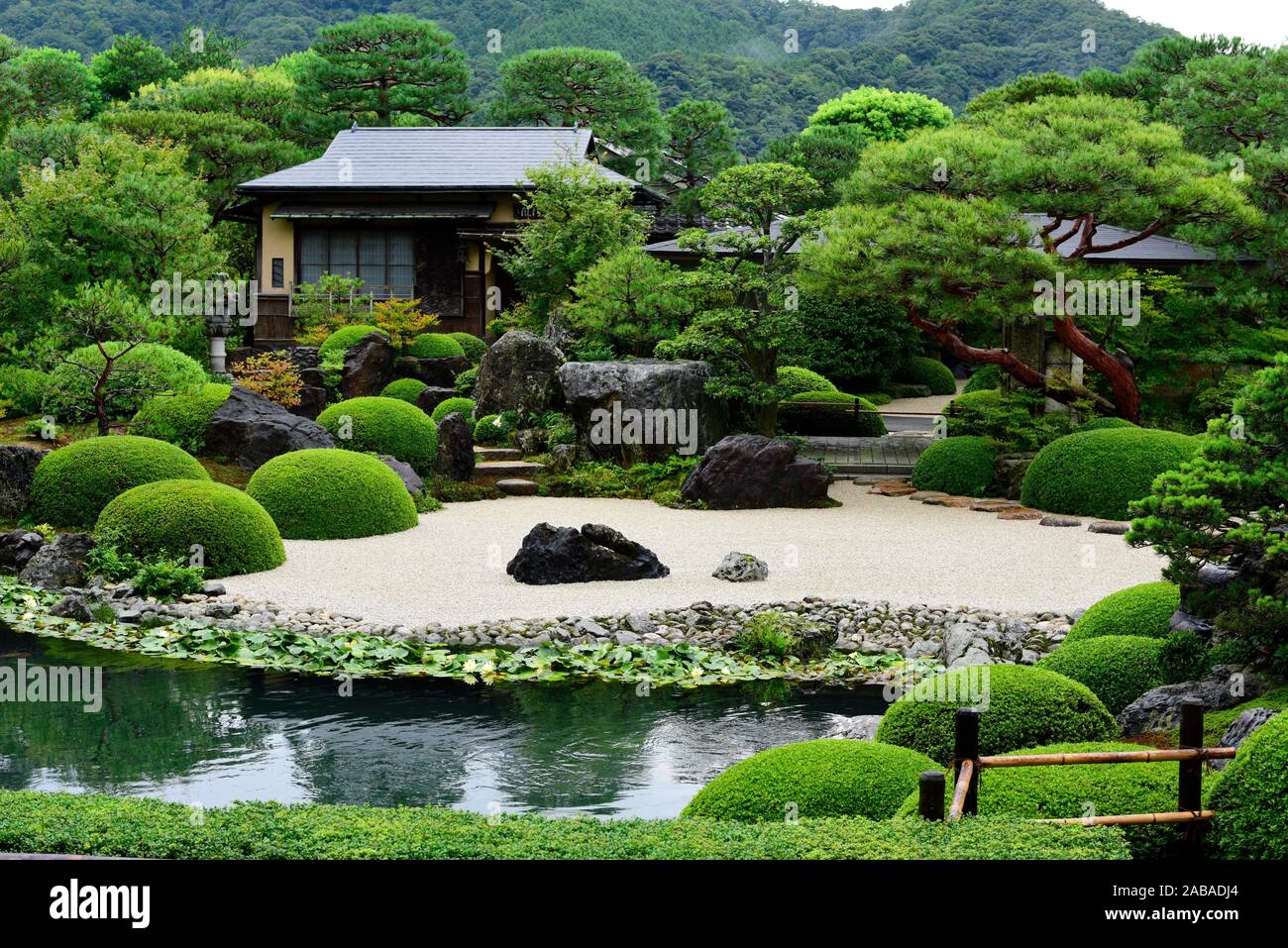 Traditional japanese garden hi-res stock photography and images - Alamy
