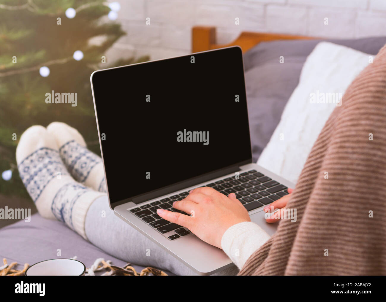 Female legs modern laptop hi-res stock photography and images - Alamy