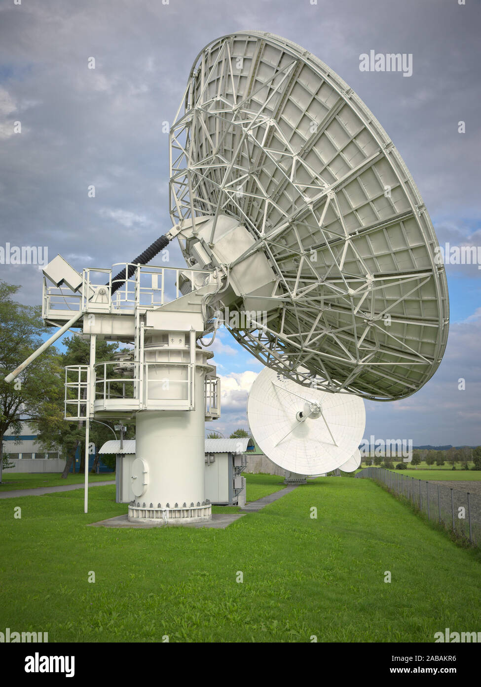 Satellitenschuessel hi-res stock photography and images - Alamy