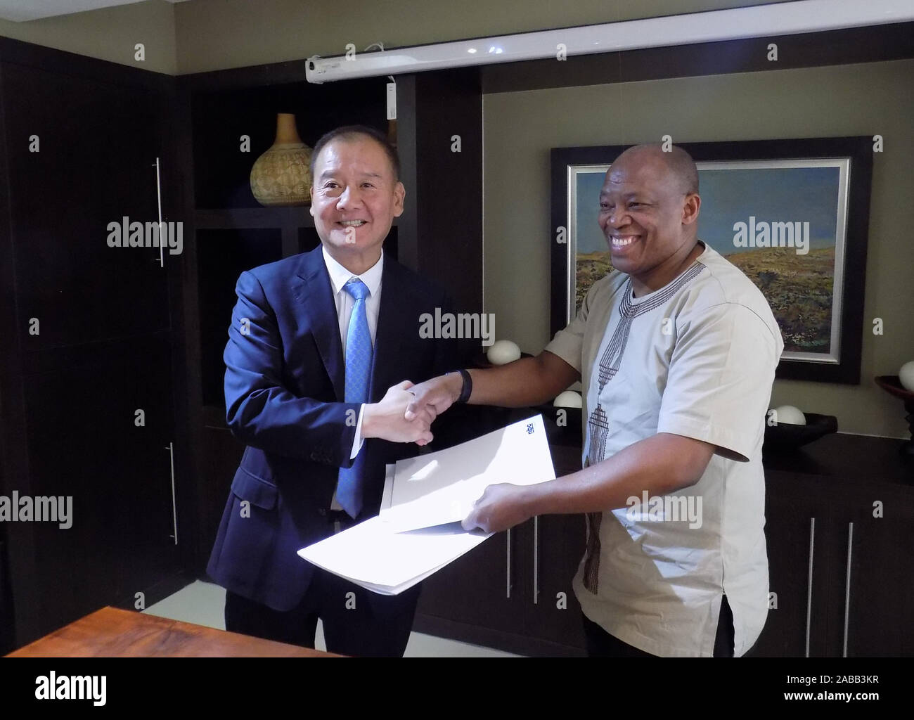 Windhoek, Namibia. 25th Nov, 2019. Wu Bao'an (L), head of the general ...