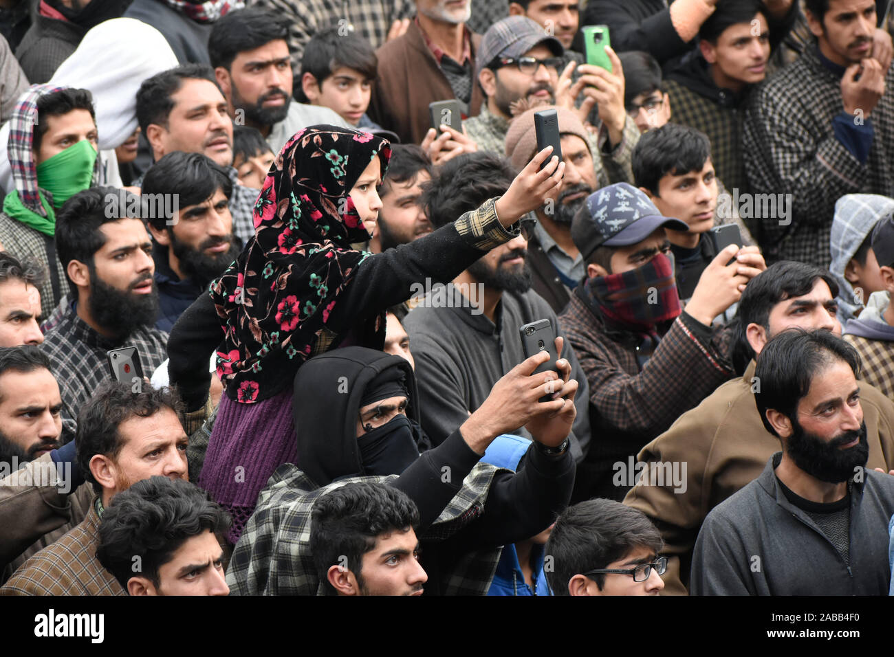 Srinagar, Kashmir. 26th Nov 2019. Mourners bid a final farewell to ...