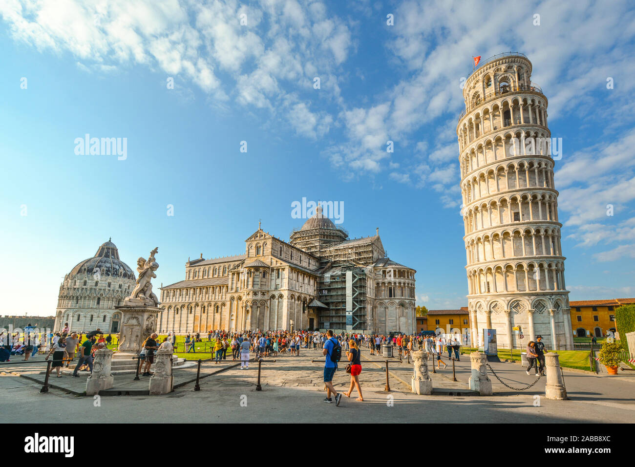 Leaning tower of pisa crowd hi-res stock photography and images - Alamy