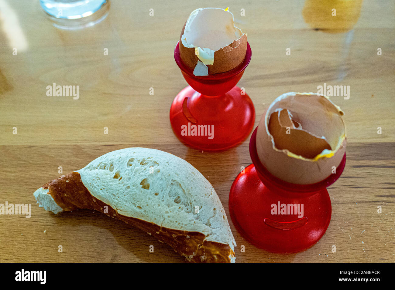Empty egg shell in egg cup red Stock Photo - Alamy