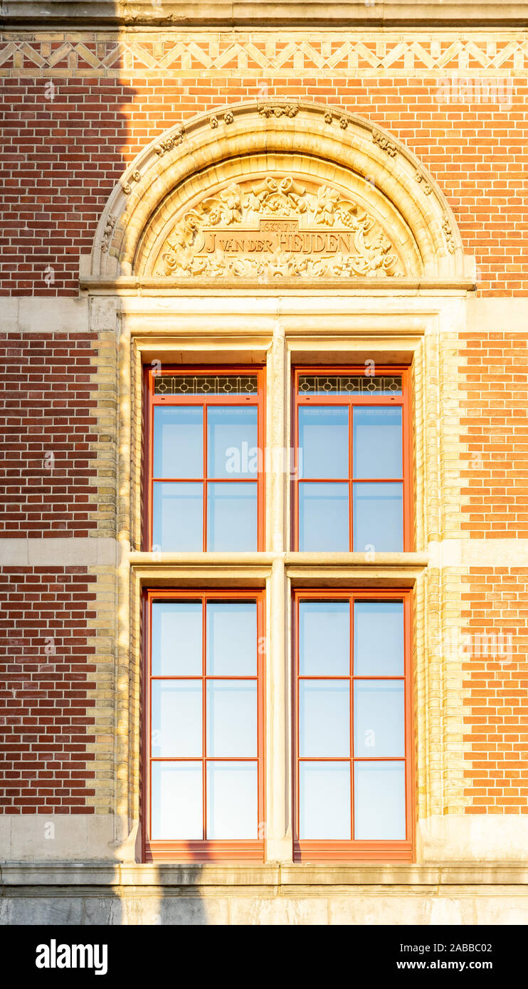 Single window reflecting a clear blue sky, surrounded by bricks Stock ...