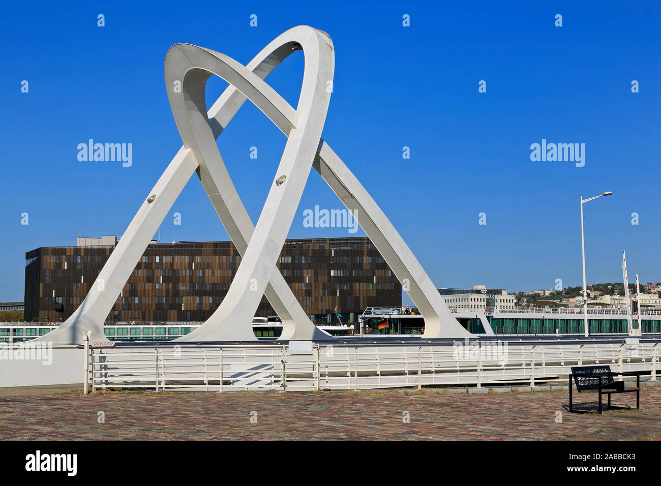 Pont des docks hi-res stock photography and images - Alamy