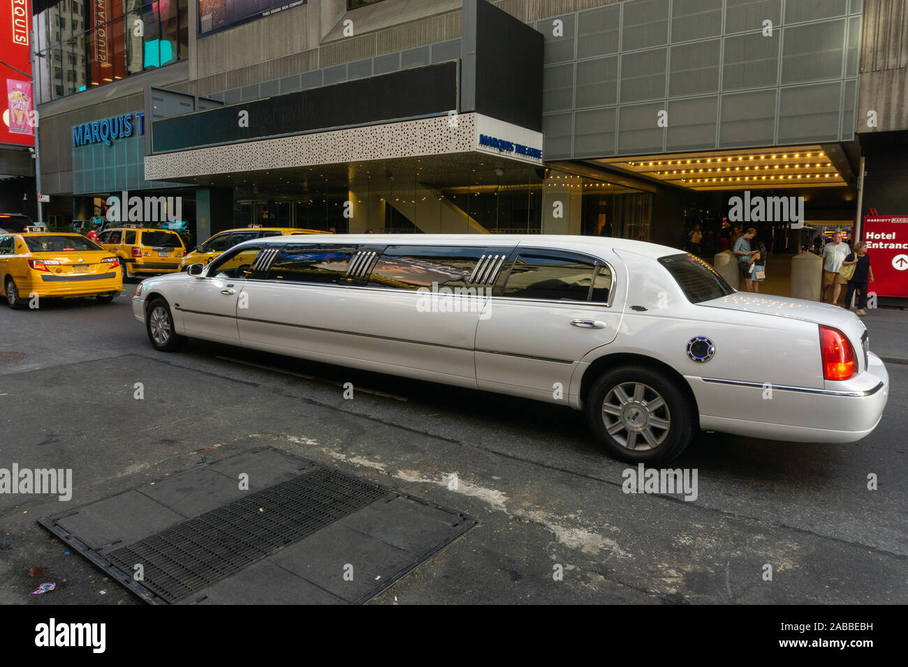 White limousine hi-res stock photography and images - Alamy