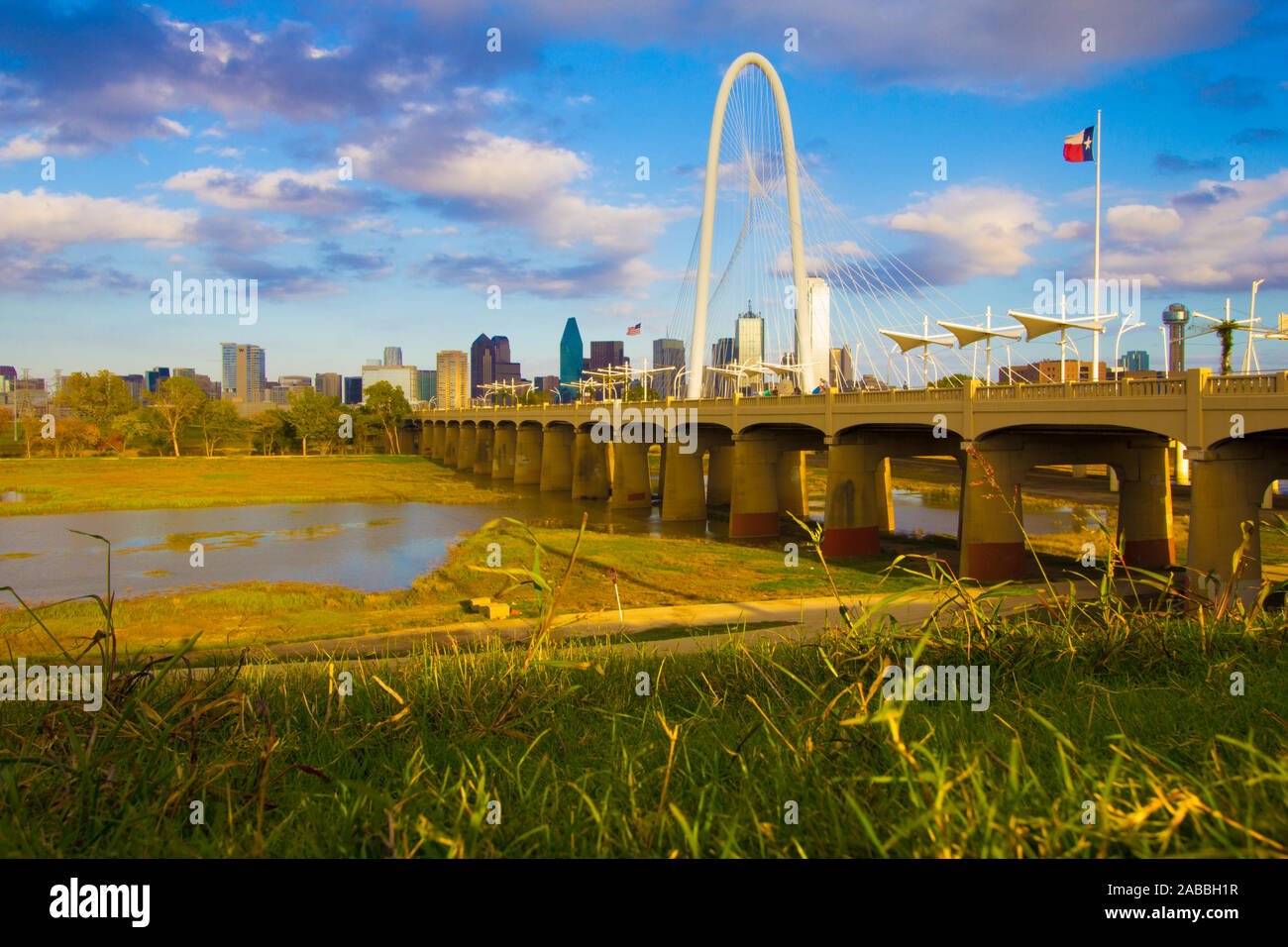 Dallas tx bridge hi-res stock photography and images - Alamy