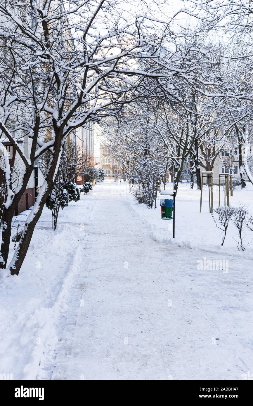 Empty block flats hi-res stock photography and images - Alamy