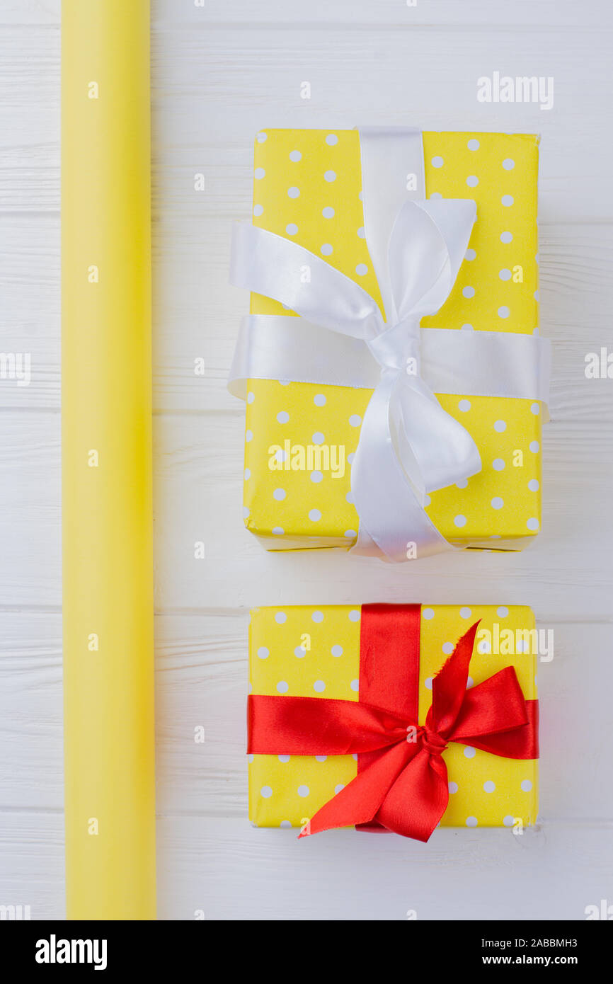 Wrapping tutorial hi-res stock photography and images - Alamy