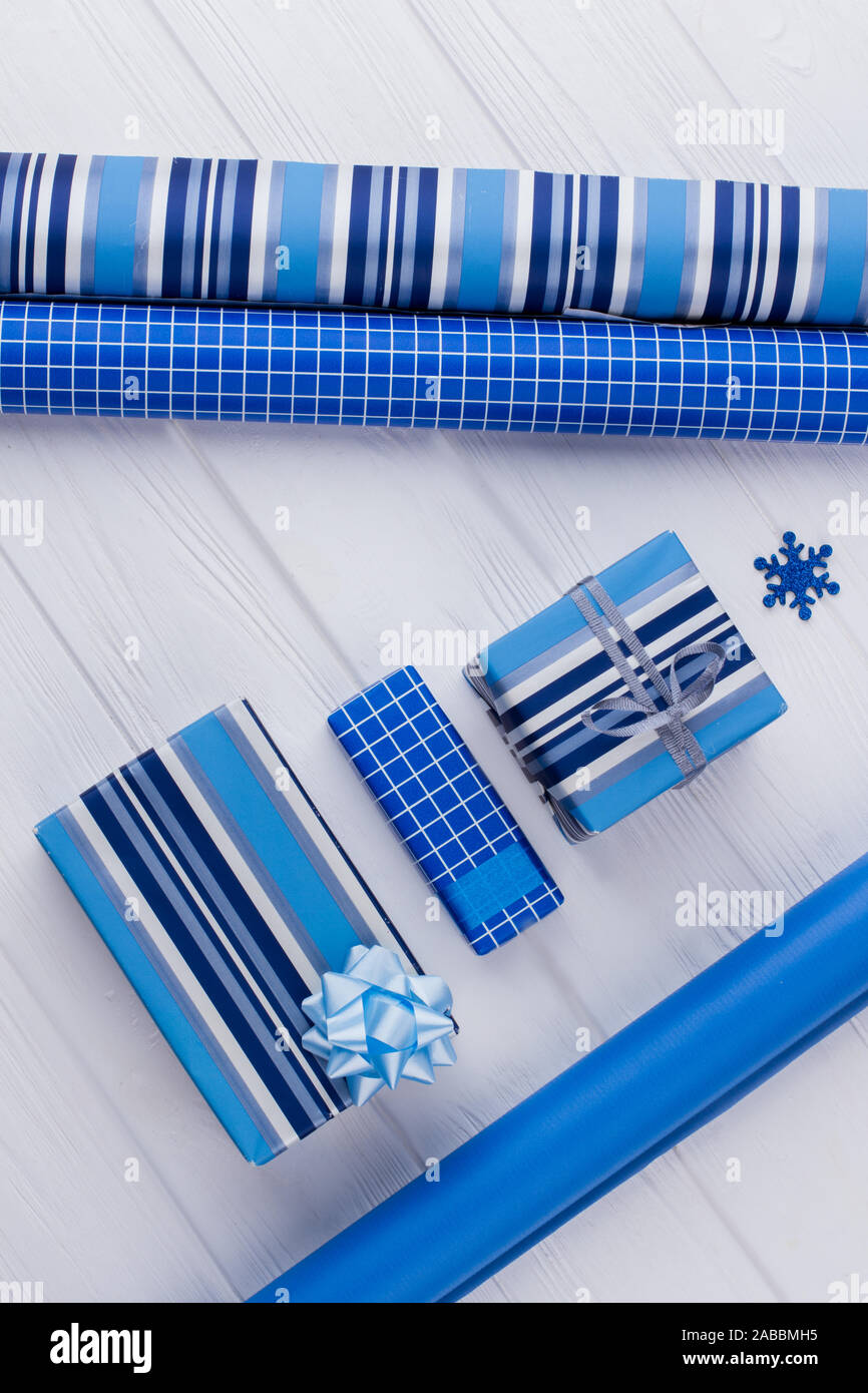 Wrapping tutorial hi-res stock photography and images - Alamy