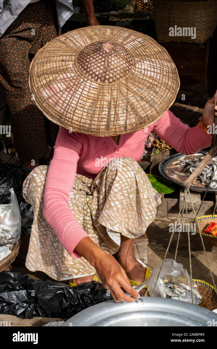 Traditional fishmonger hi-res stock photography and images - Alamy