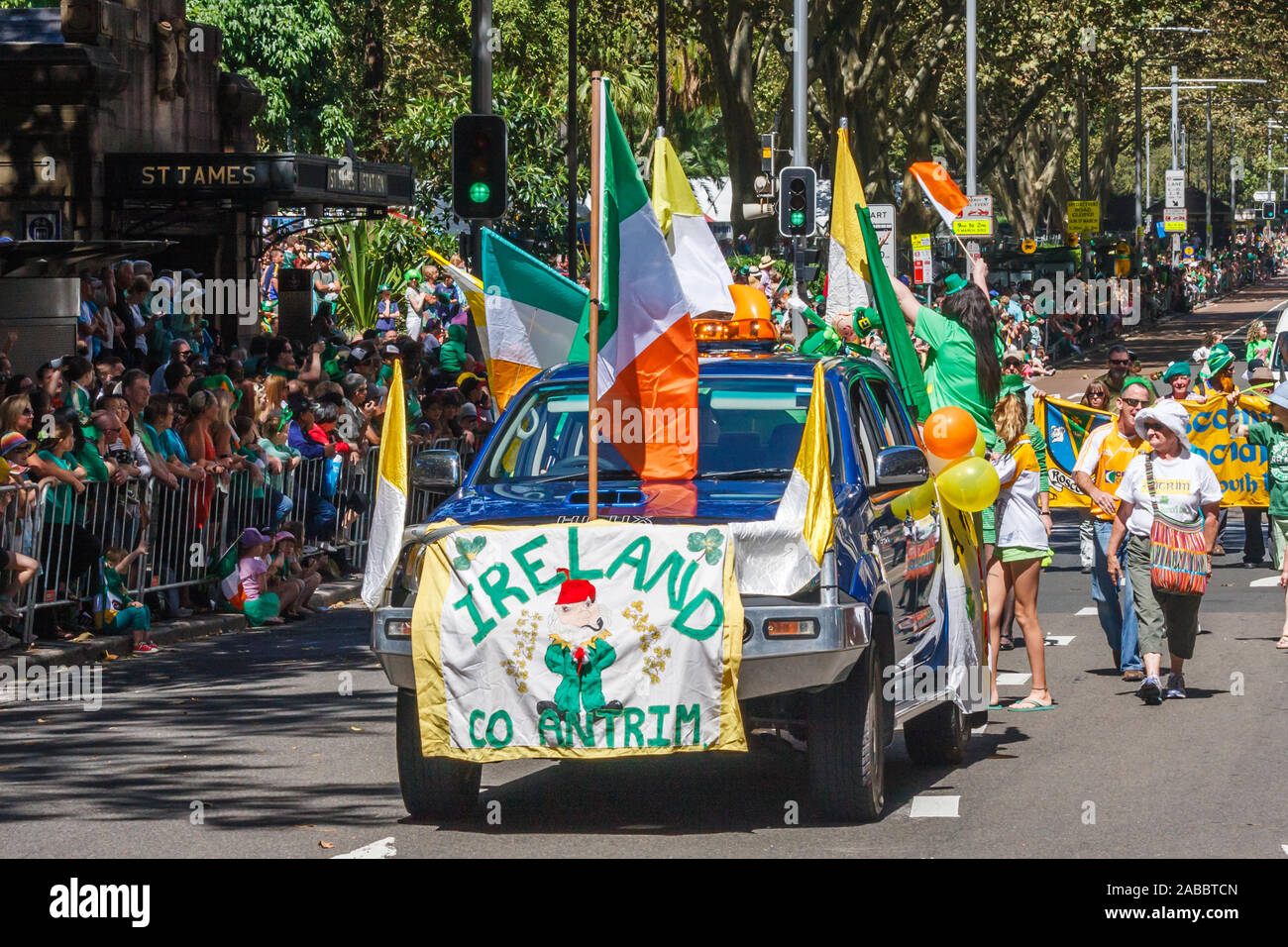 Car in parade hi-res stock photography and images - Alamy
