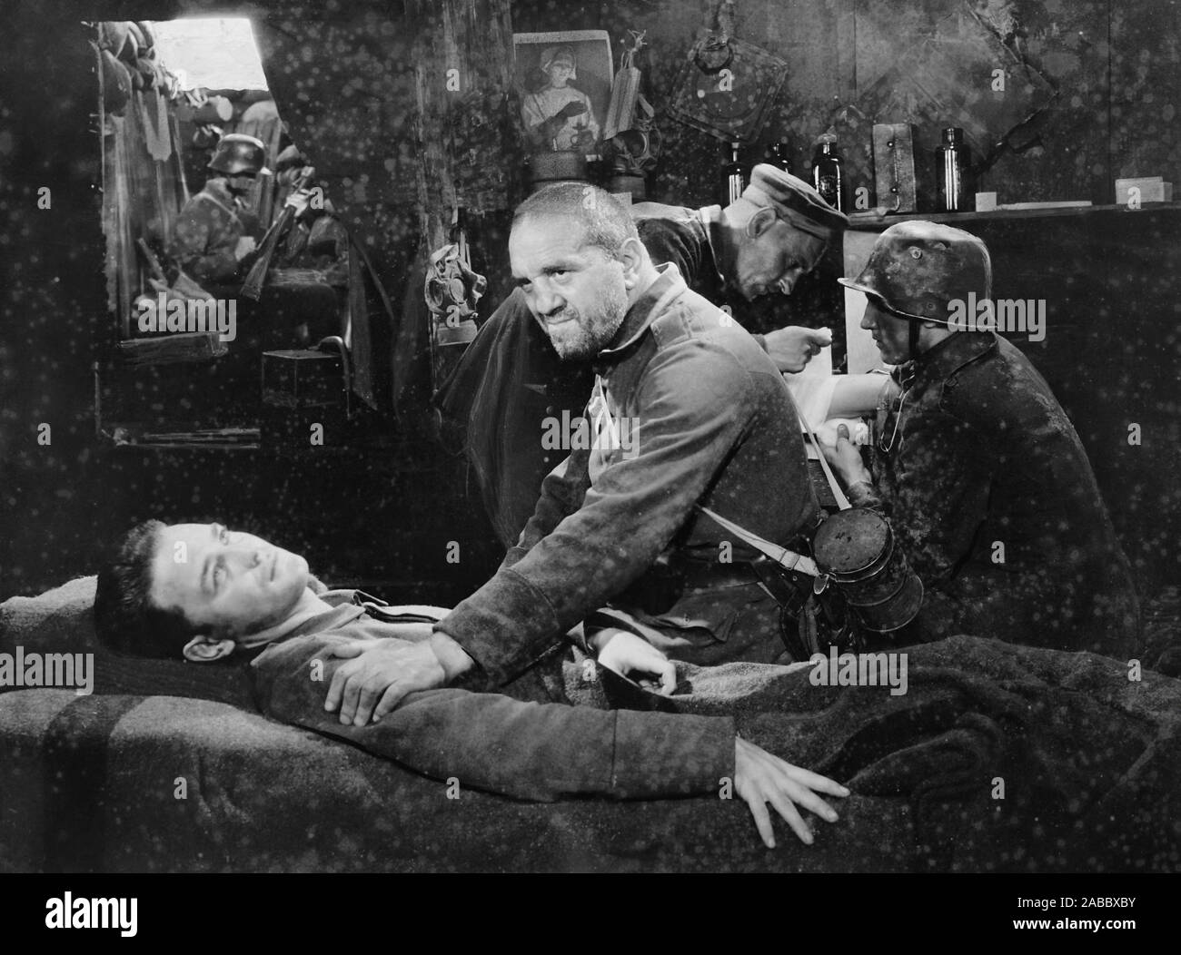 ALL QUIET ON THE WESTERN FRONT, from left: Lew Ayres, Louis Wolheim ...