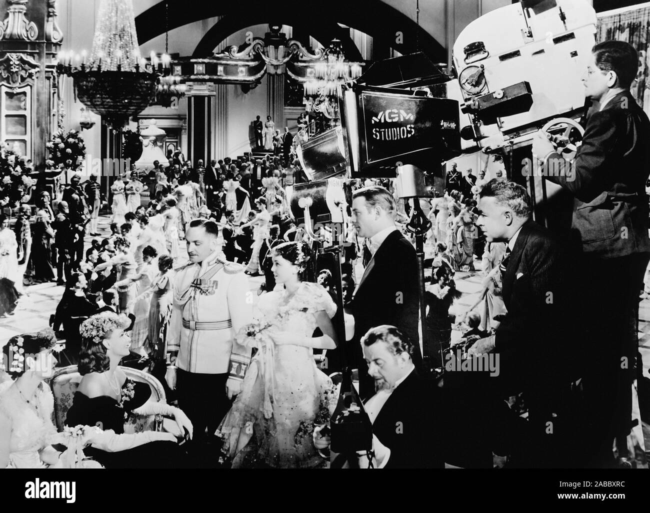 ANNA KARENINA, from left: Phoebe Foster, Greta Garbo, Fredric March ...