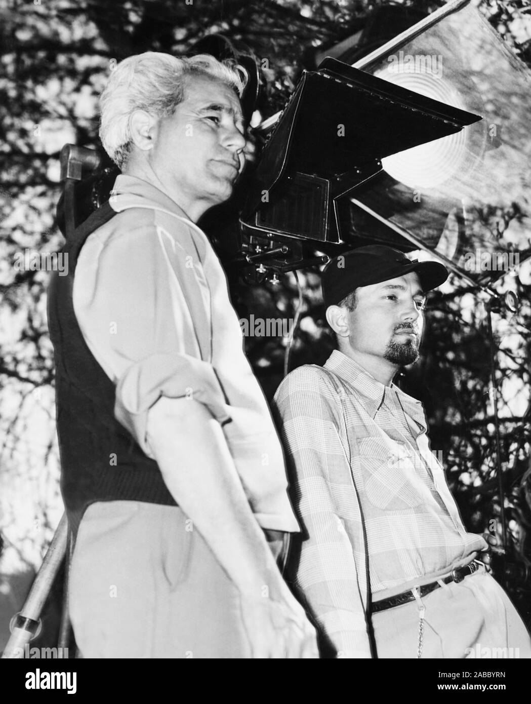 BACK TO BATAAN, from left: cinematographer Nick Musuraca, director ...