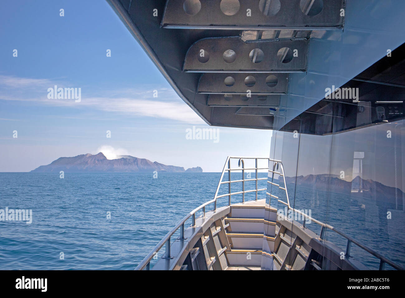 Boat heading to Whakaari (White Island Stock Photo - Alamy