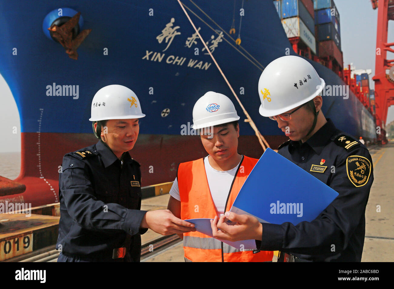 Custom officers route hi-res stock photography and images - Alamy