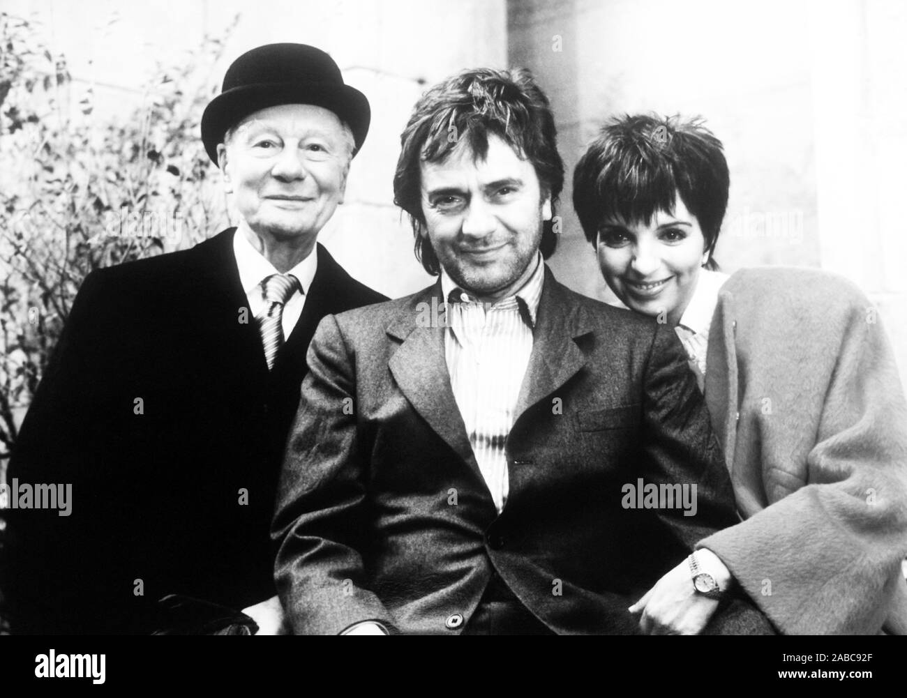 ARTHUR 2: ON THE ROCKS, from left, John Gielgud, Dudley Moore, Liza ...