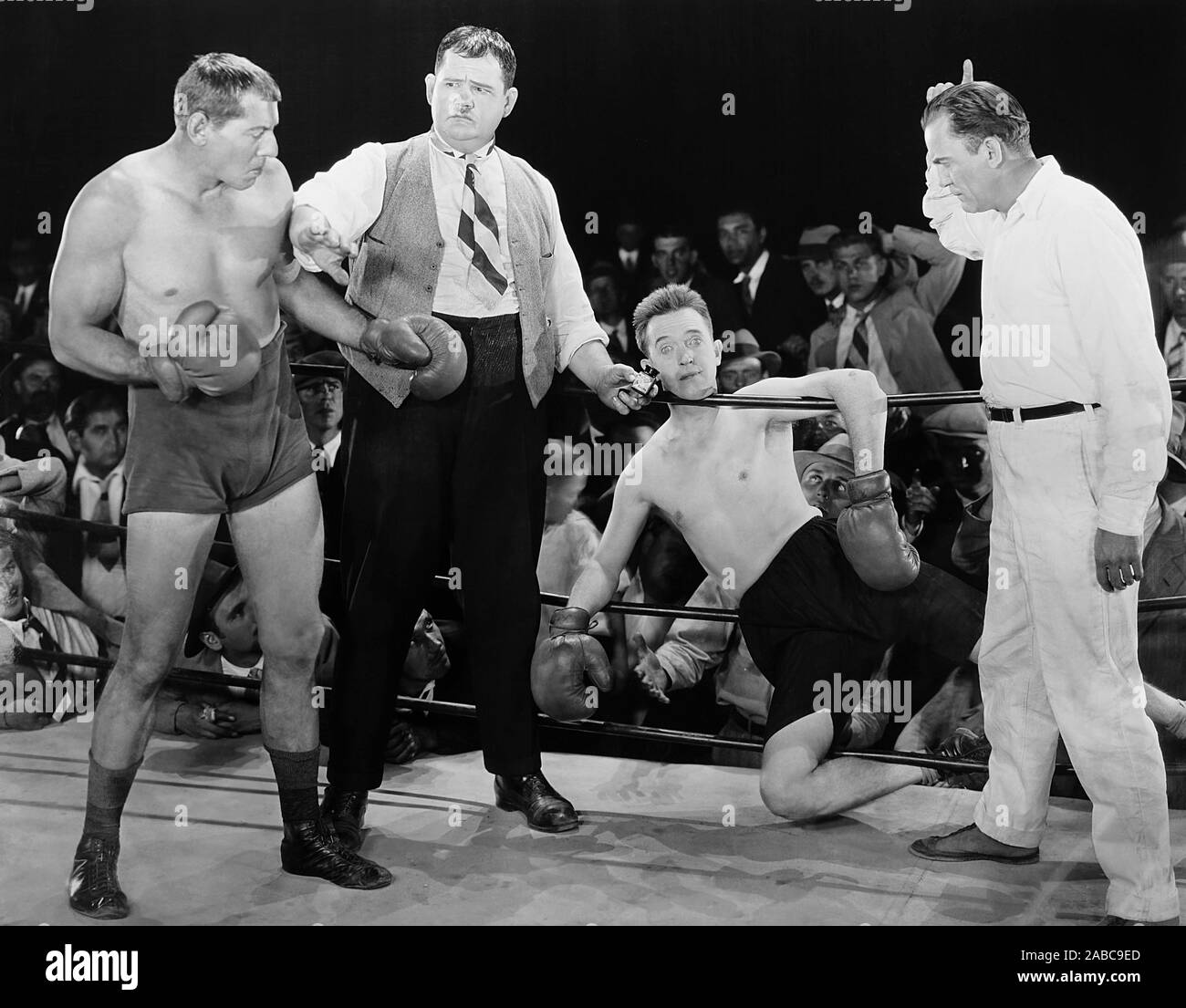 BATTLE OF THE CENTURY, from left: Noah Young, Oliver Hardy, Stan Laurel ...